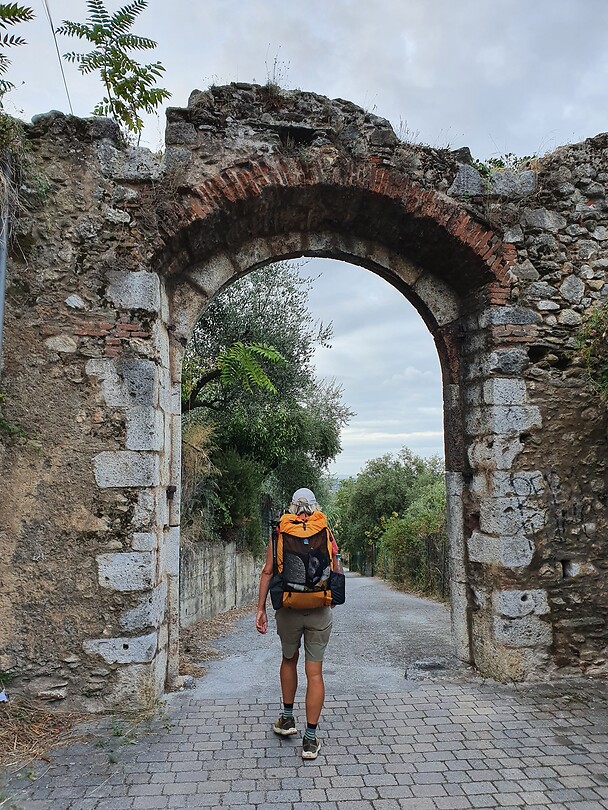 Door de poort | Foto | Petra & Pjotr op voetreis