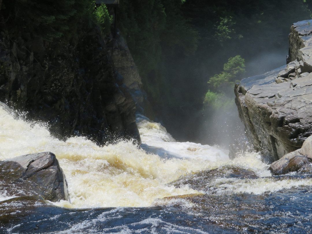 1007 van Trois-Rivieres naar Saint-Simeon (via een waterval) Update ...