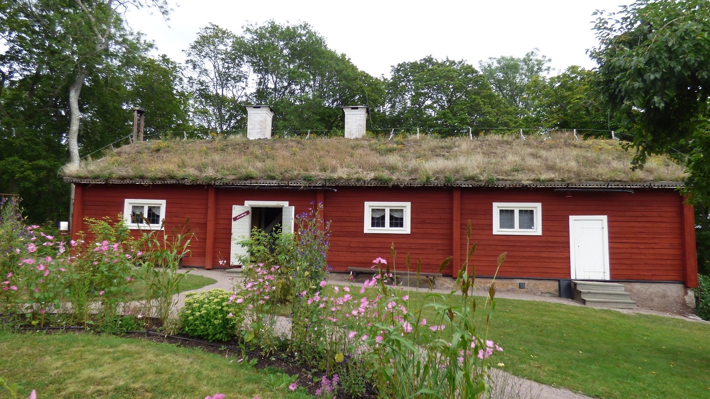 Linnaeus Hammarby bijgebouw met turfdak | Foto | Wim en Liesbeth ...