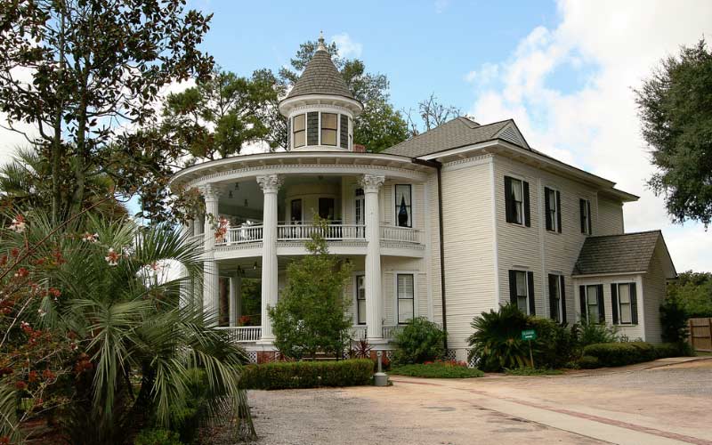 There Is a Ghost That Will Creep You Out At the Russ House