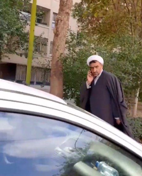 بالاترین این آخوند برای نماز جماعت رفته بود بچه‌ها کمین کردن براش