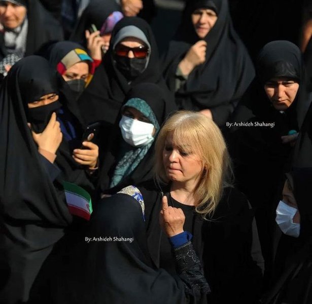بالاترین عکسی از زنی بدون حجاب با موهای بلوند شده در میان زنان چادری