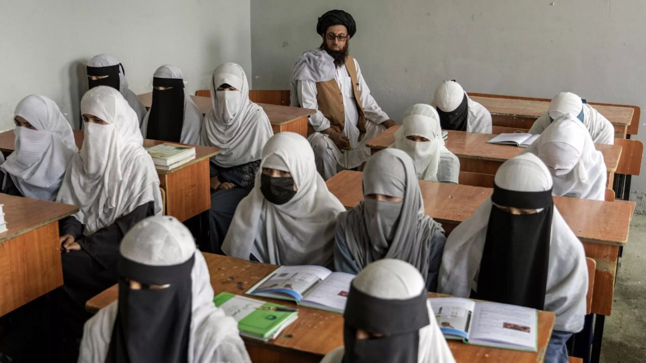 بالاترین وداع غمبار دختران صنف ششم افغان با مکتب در دو سالگی ممنوعیت