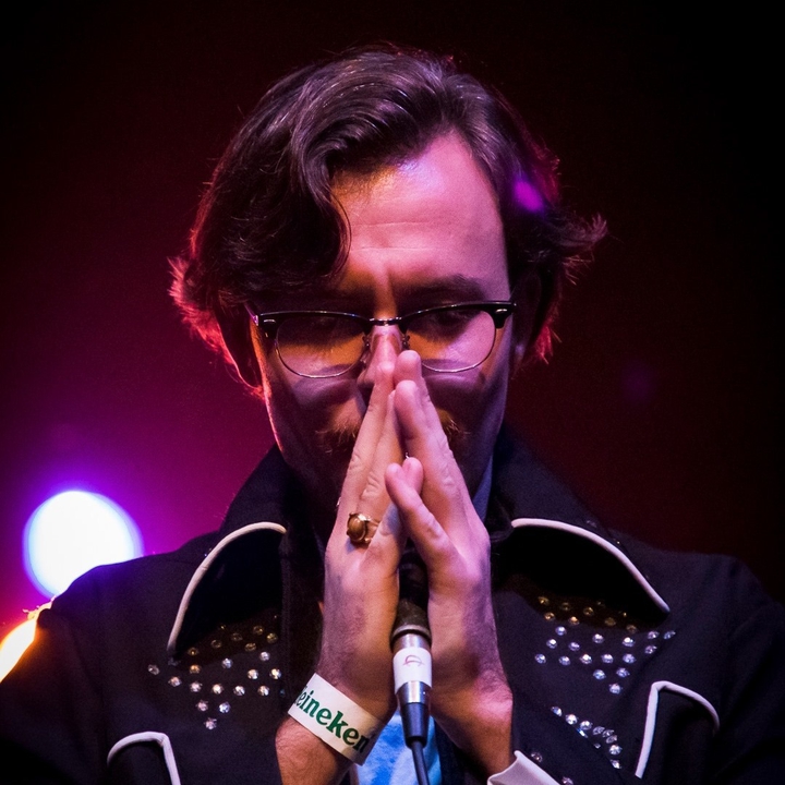 Dee White Tour Dates, Concert Tickets, & Live Streams