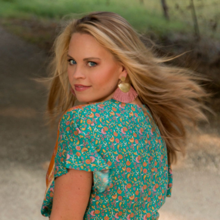 Holly Tucker Tour Dates, Concert Tickets, & Live Streams