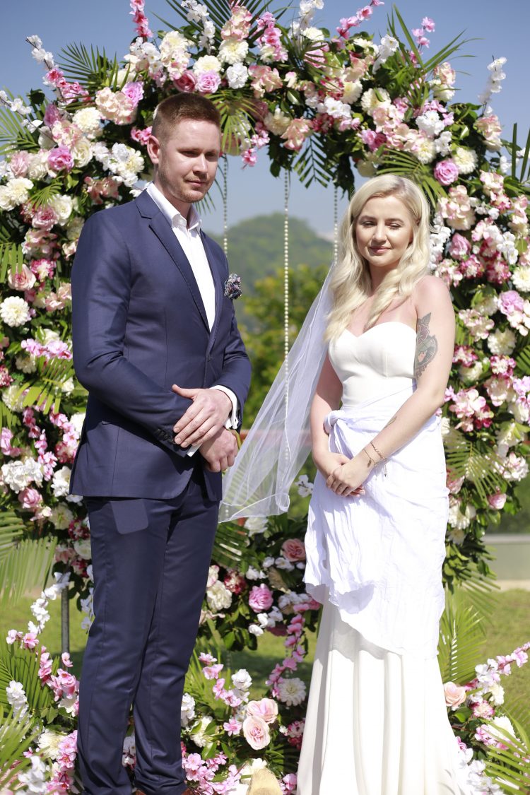 Foreign couple enter wedlock going by the Sri Lankan tradition ...