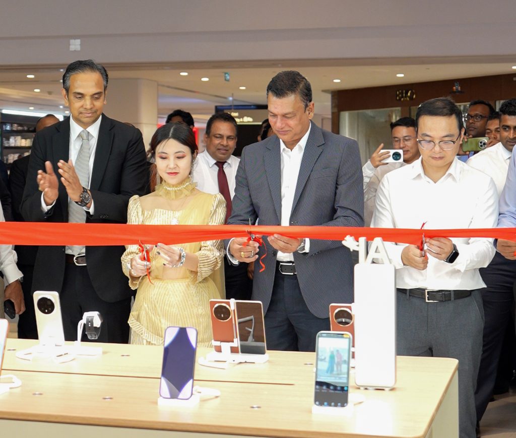 Singer Unveils First HONOR Experience Store at One Galle Face ...