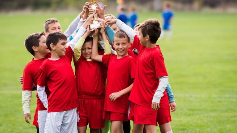 6 coisas que as crianças aprendem com o futebol