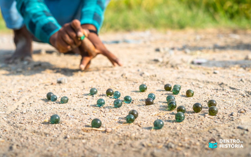 Brincadeiras antigas para se divertir e aprender | Dentro da História