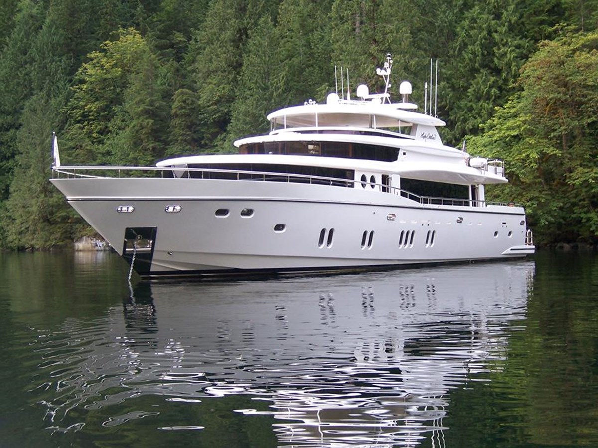 JOHNSON 110 SKYLOUNGE 2026 110' JOHNSON Motor Yacht - Champion Yacht Group