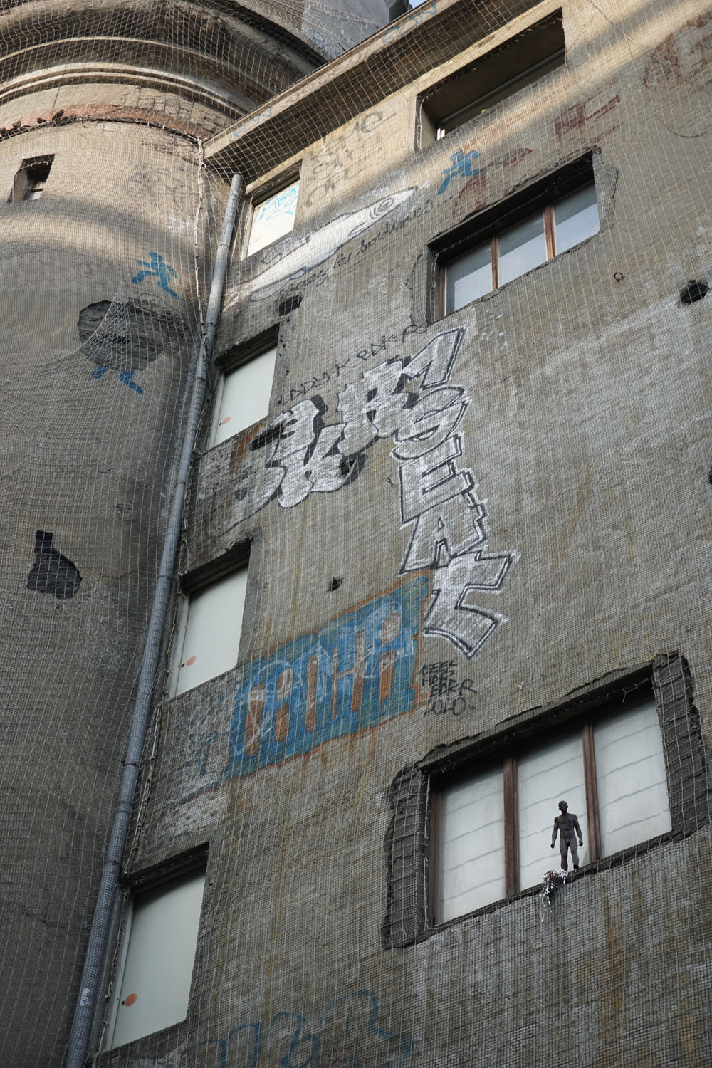 Above Paris: Rooftop Graffiti | Bombing Science