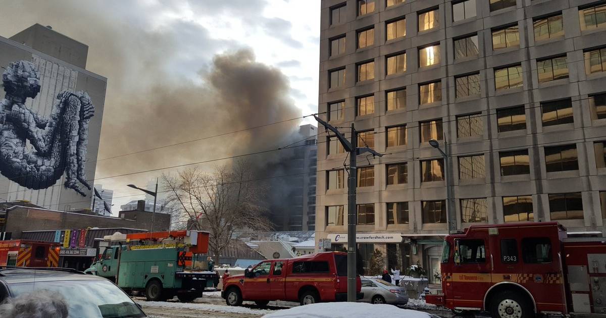 Toronto firefighters battle huge blaze at Yonge & St. Clair