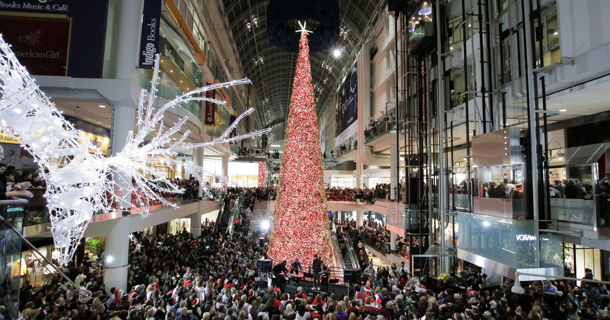 Eaton Centre Christmas tree draws huge crowd in Toronto