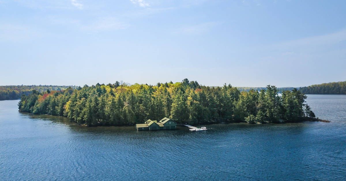 This is what a $10 million cottage near Toronto looks like
