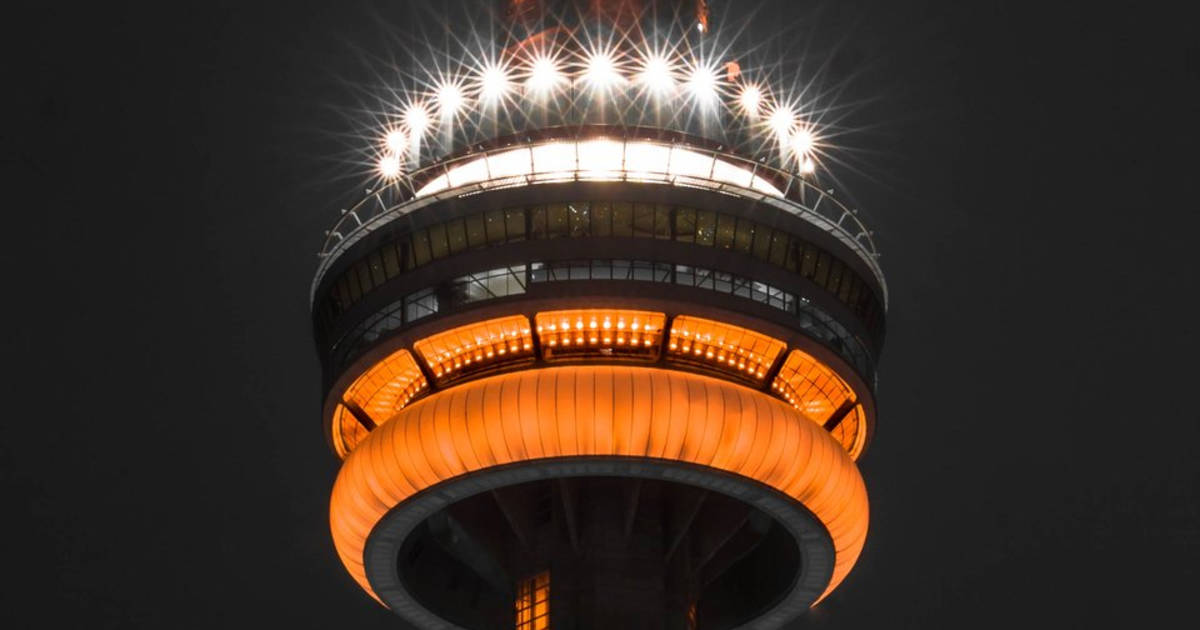 Here's what the CN Tower looks like in Drake mode