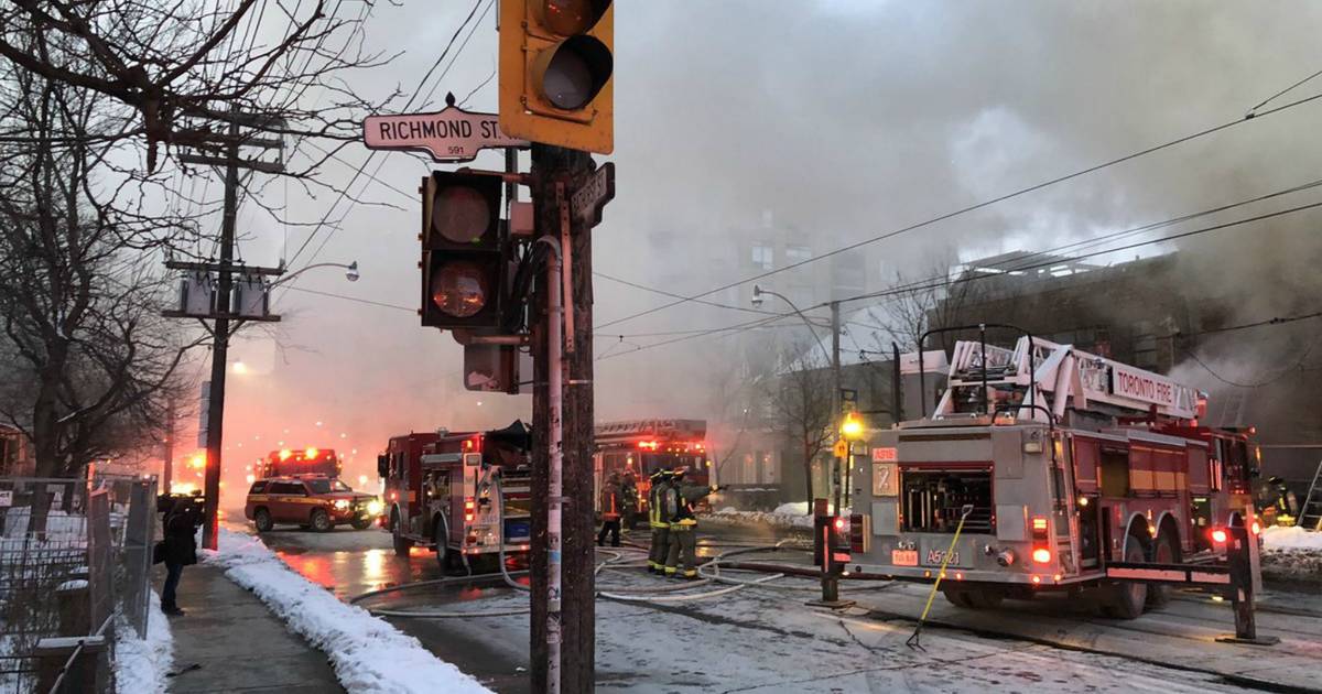 Massive fire shuts down major Toronto intersection