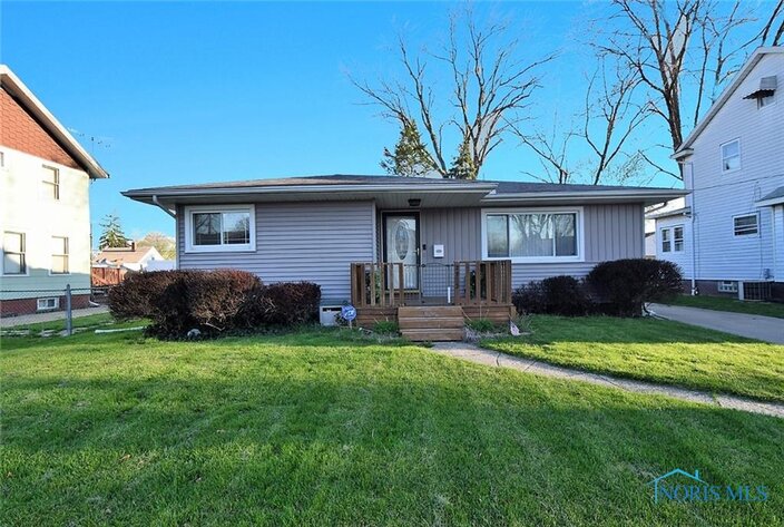 MINIMUM BID AUCTION $69,000! 2933 115th St