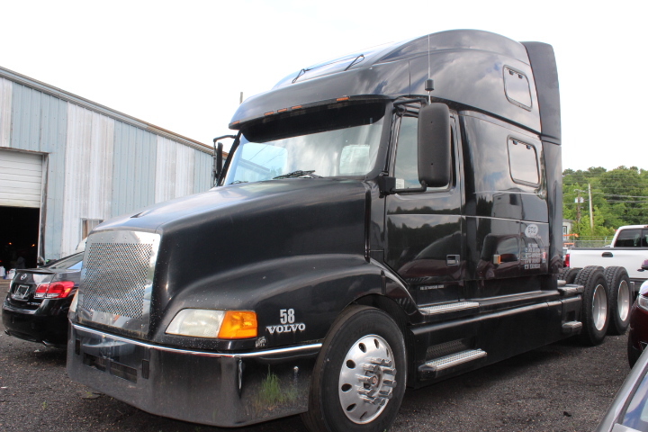 2000 Volvo Truck Tractor Model: VN