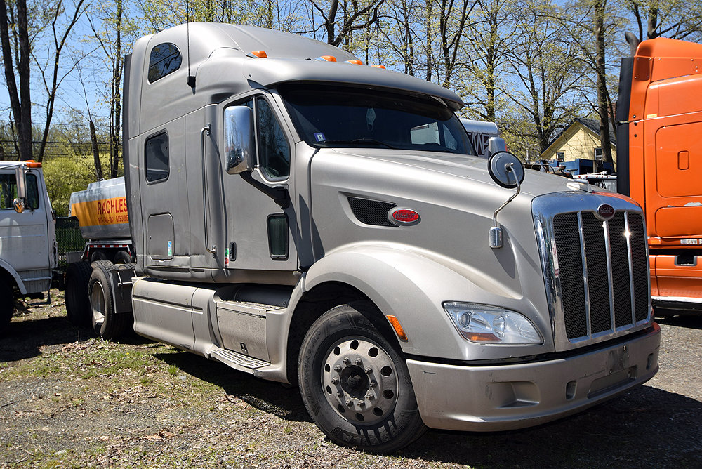 Freightliner & Peterbilt Highway Truck Tractors