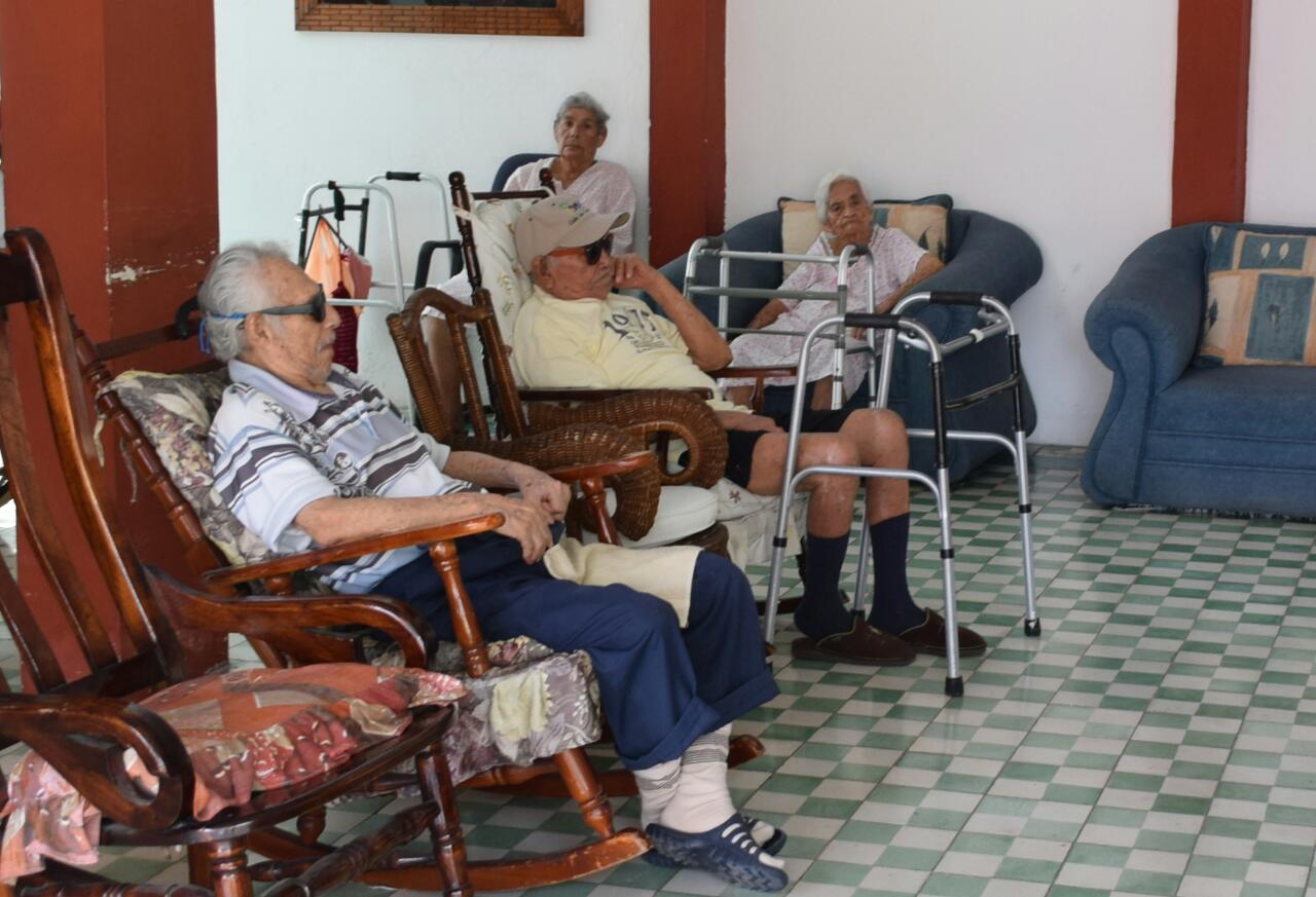 Ancianitos olvidados en su día - Campeche HOY