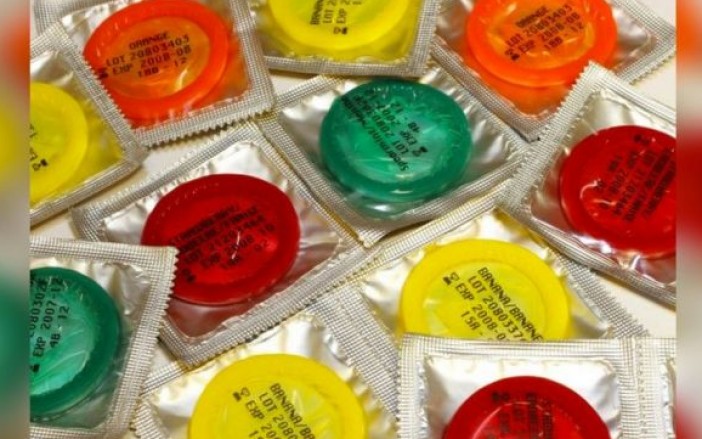 Niña halla condón usado en restaurante y lo mastica - Campeche HOY