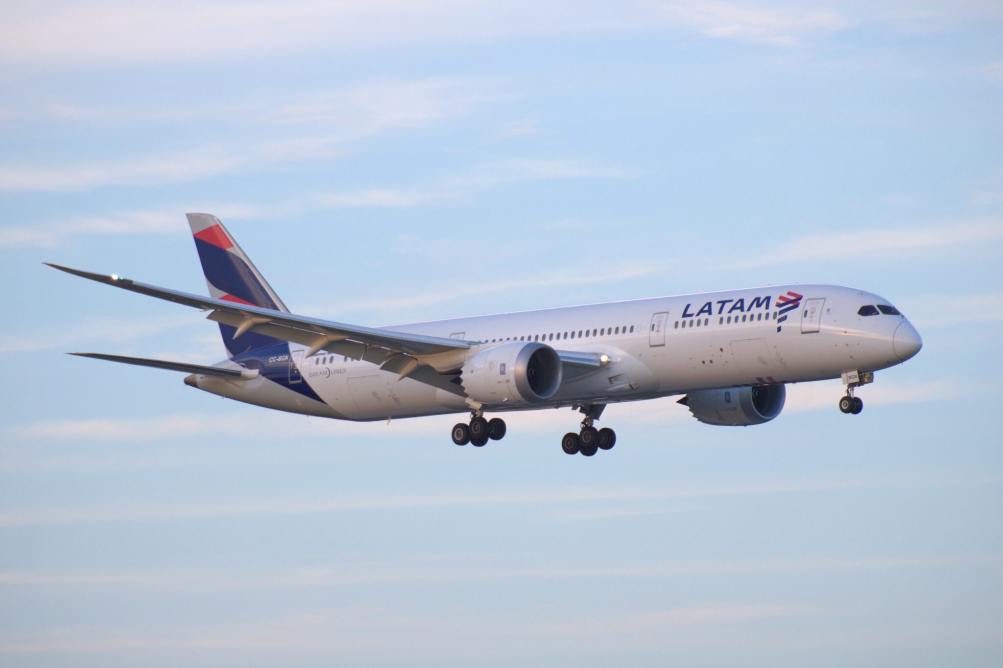 LATAM Airlines retomó su ruta estacional Bariloche - Santiago de Chile ...