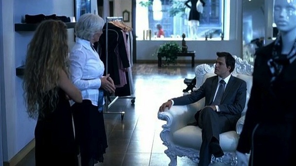 Une Robe Blanche (A White Dress)