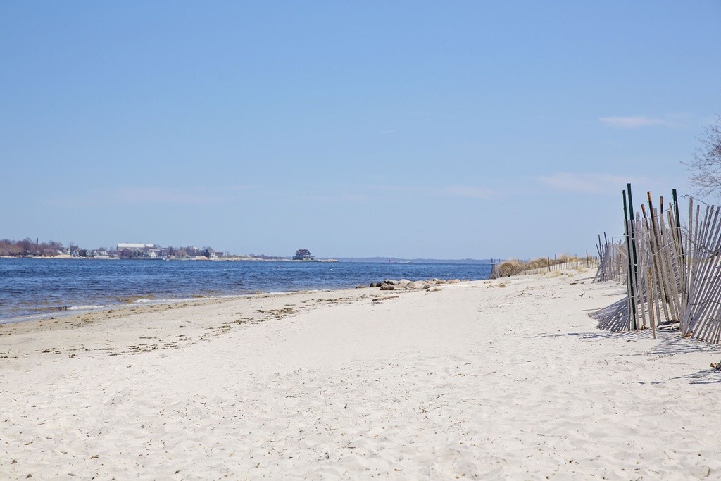 New London - Mitchell College Beach - Swim Guide