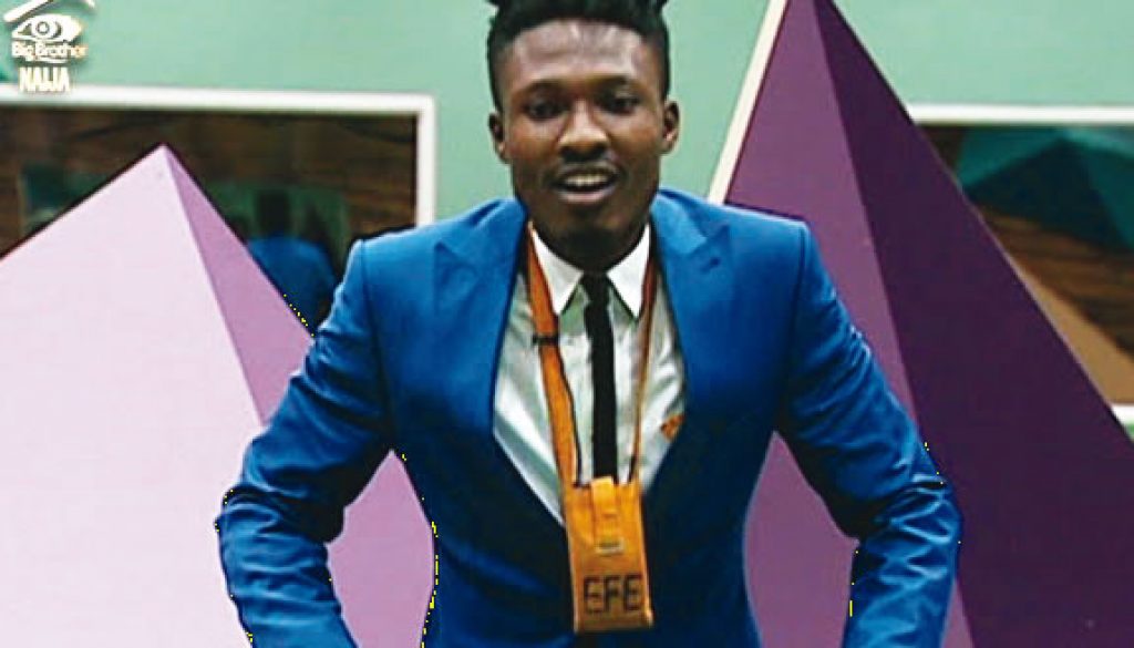 VIDEO: Efe Live Performance in SHAKE WARRI 2017 #BBNaija and Review...