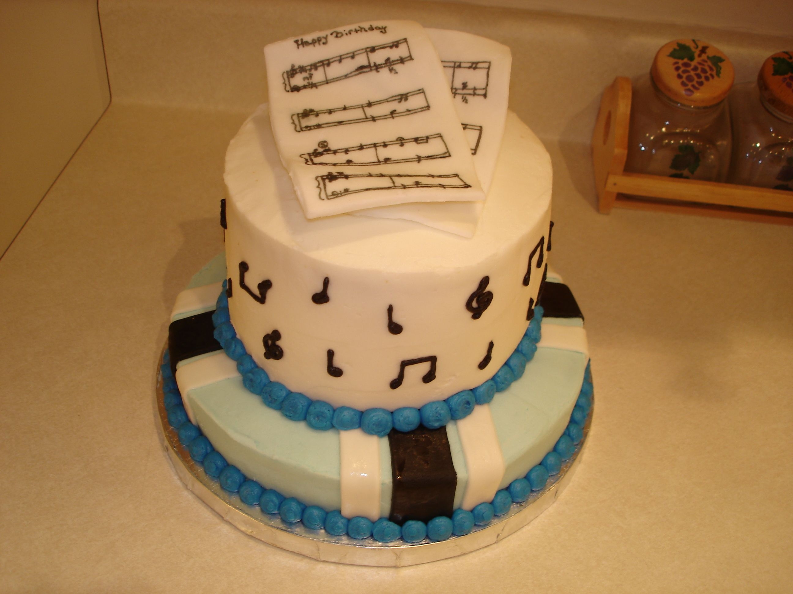 Music Themed Birthday Cake With Matching Cupcakes - CakeCentral.com