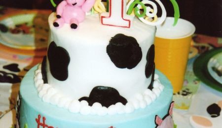 Little Red Barn Cake - CakeCentral.com