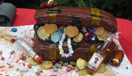 Wooden_Treasure_Chest_With_Coi.jpg - CakeCentral.com