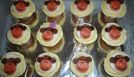Monkey Cupcake Cake - CakeCentral.com