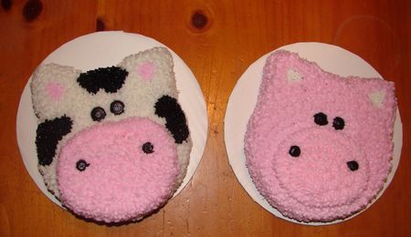 Little Red Barn Cake - CakeCentral.com