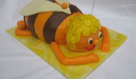 Buzzy Bee Birthday Cake - CakeCentral.com