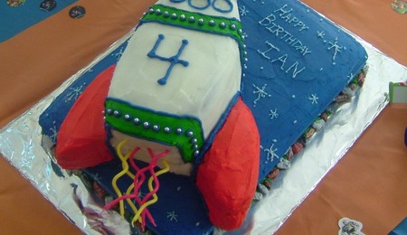 Space Ship And Aliens - CakeCentral.com