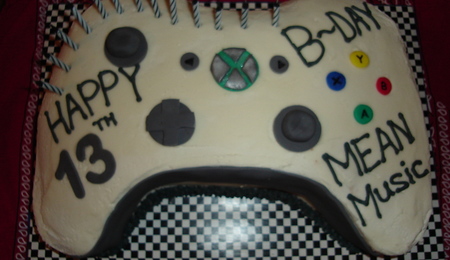 Mini Master Chief And Xbox - CakeCentral.com