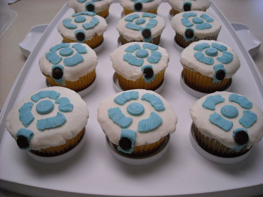 R2D2 Cupcakes - CakeCentral.com