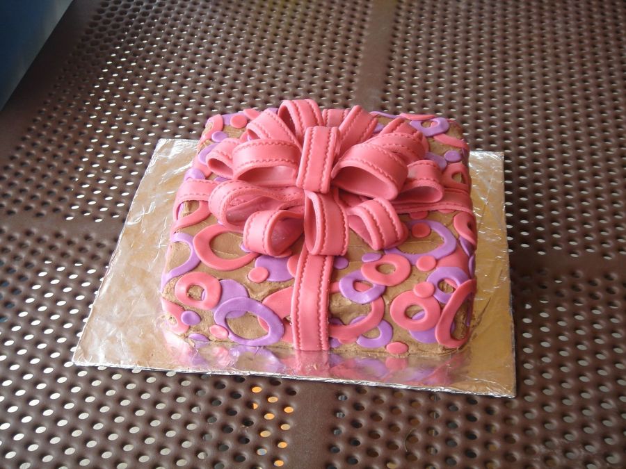 Present Cake - CakeCentral.com