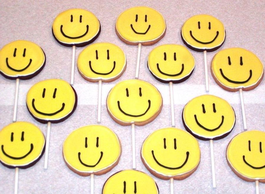 Smiley Face Cookie Pops - CakeCentral.com