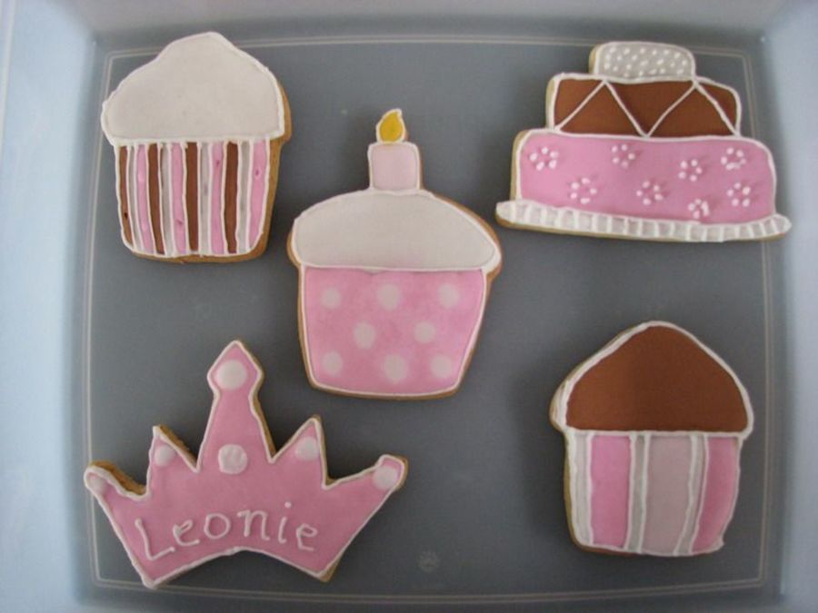 Muffins And Crown - CakeCentral.com