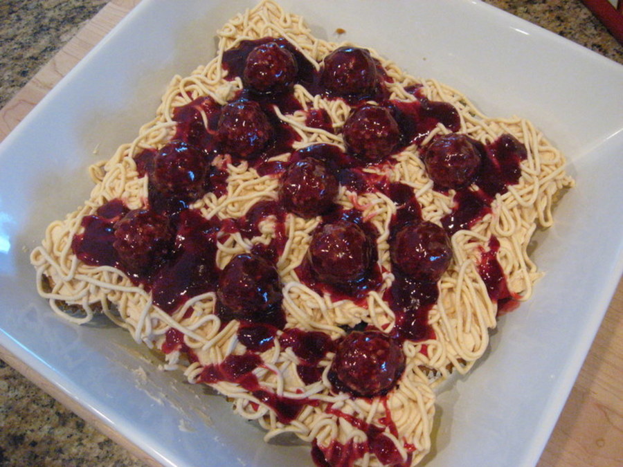 Spaghetti & Meatballs Cupcake Cake - CakeCentral.com