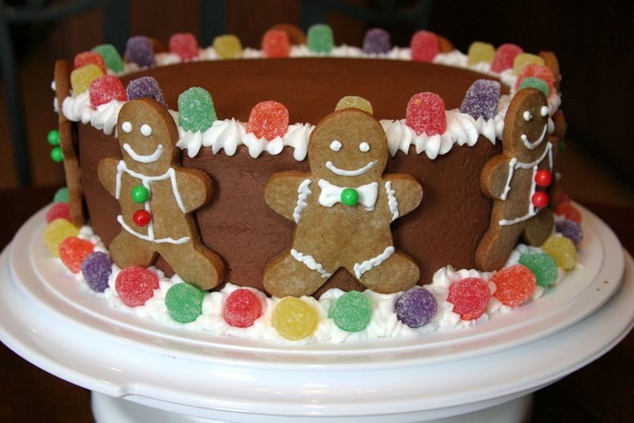 Christmas Cake With Gingerbread Men & Gumdrops - CakeCentral.com