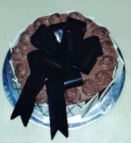 Choc_Bow_Cake.jpg - CakeCentral.com