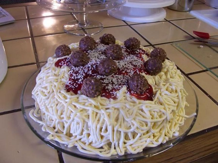 Spaghetti Cake - CakeCentral.com