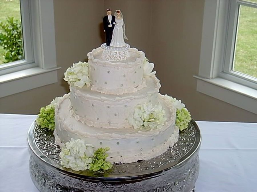 Traditional Round Wedding Cake - CakeCentral.com