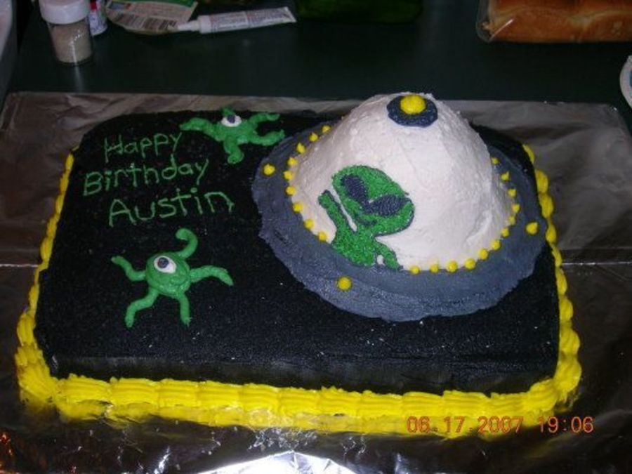 Alien Spaceship Cake - CakeCentral.com