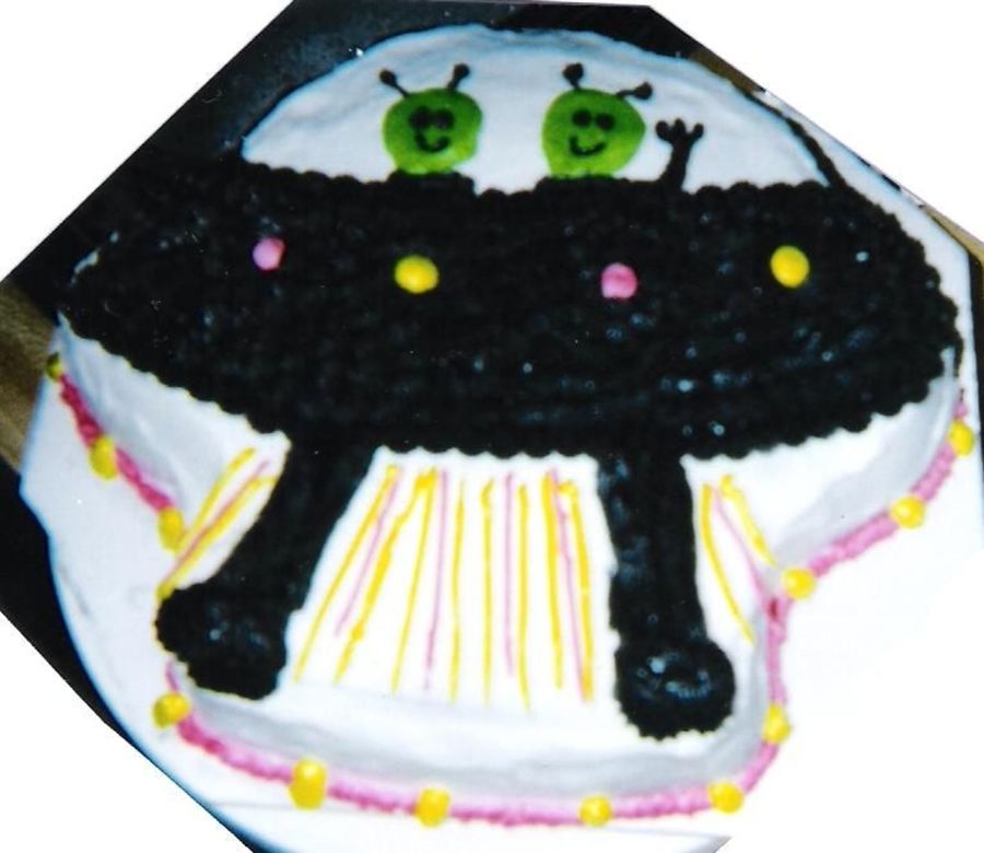 Aliens And Ufo Cake - CakeCentral.com