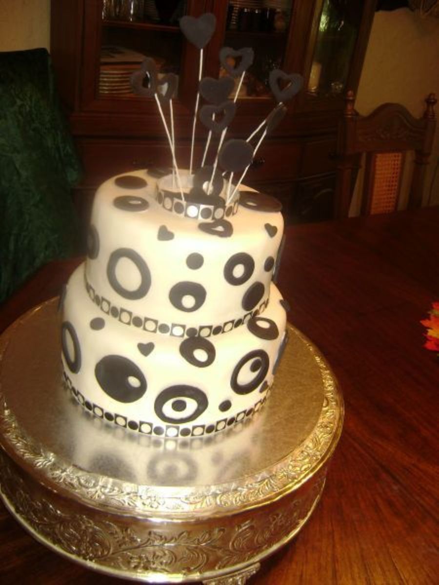 Mod Black And White Circles - CakeCentral.com