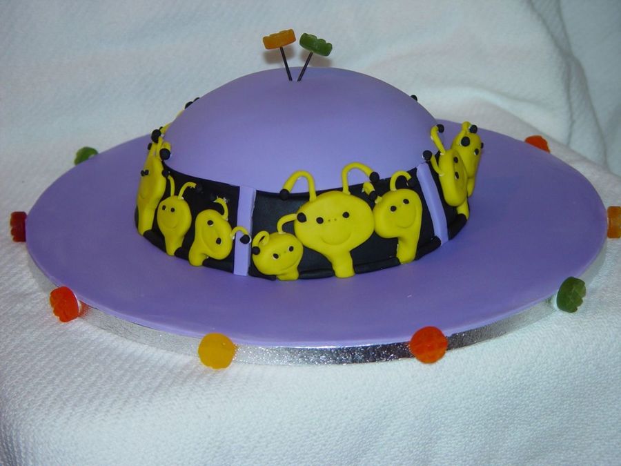 Alien Space Ship - Debbie Brown Design - CakeCentral.com